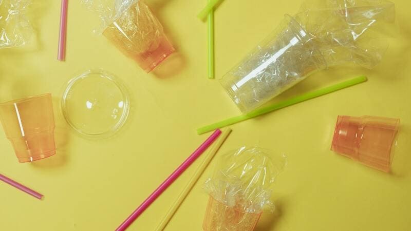 Berdasarkan sifatnya plastik biasa digunakan untuk bahan pembuatan?