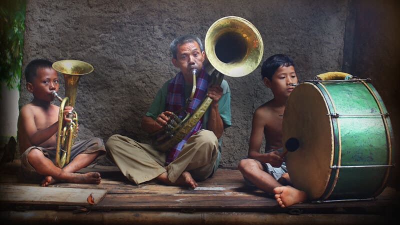 Mengenal Alat Musik Calung, Cara Memainkan, dan Teknik Dasarnya
