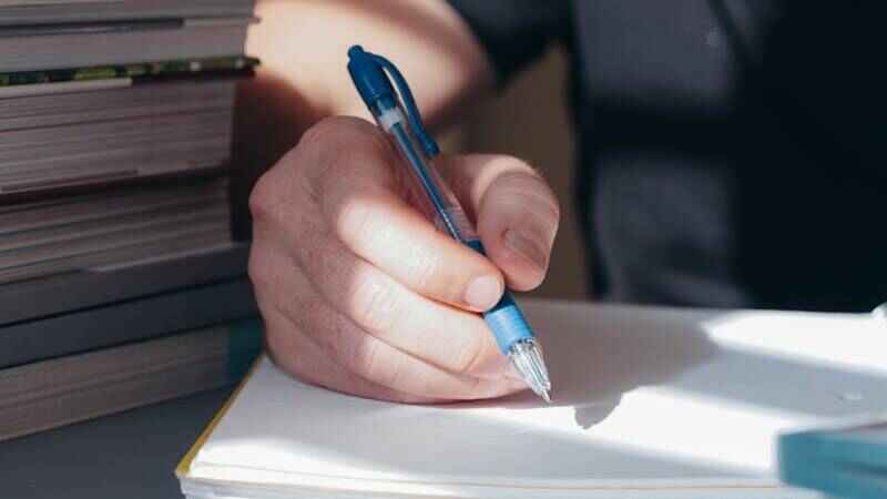 Pantun Betawi: Pengertian, Sejarah, Ciri-ciri, dan Contohnya