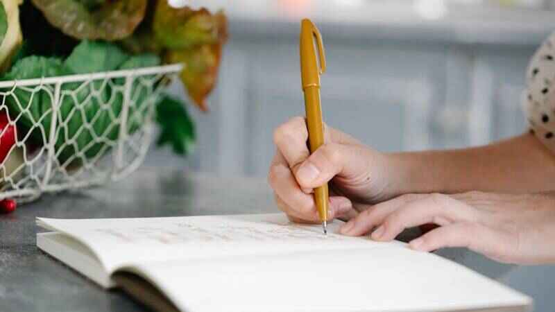 Teks Ulasan: Pengertian, Tujuan, Ciri-Ciri, Struktur, dan Contohnya