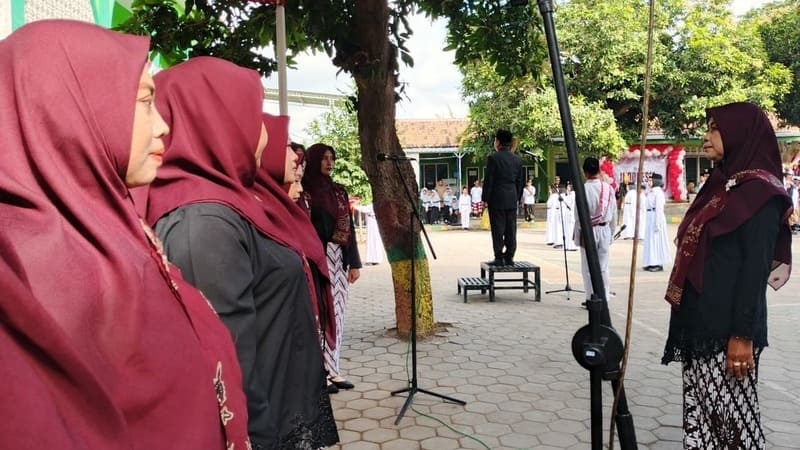 Unik, Paduan Suara Emak-Emak Warnai Upacara Kemerdekaan HUT RI Ke-80 di ...