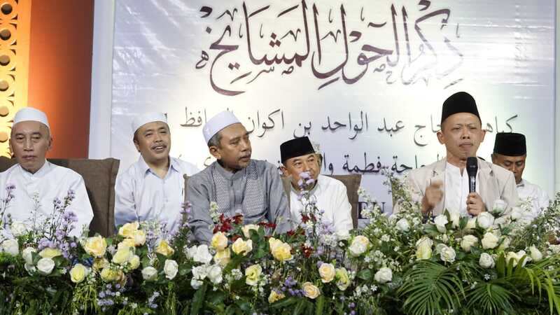 Haul Pendiri Al Anwari Kertosari Berlangsung Khidmat, Ditandai 99 ...